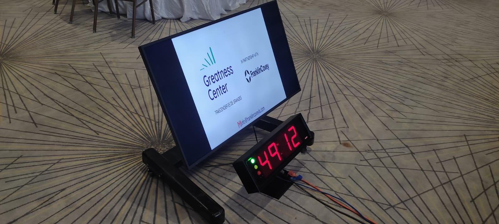 Televisor de 42 pulgadas confidence (referencia/Confidence) junto a un ...